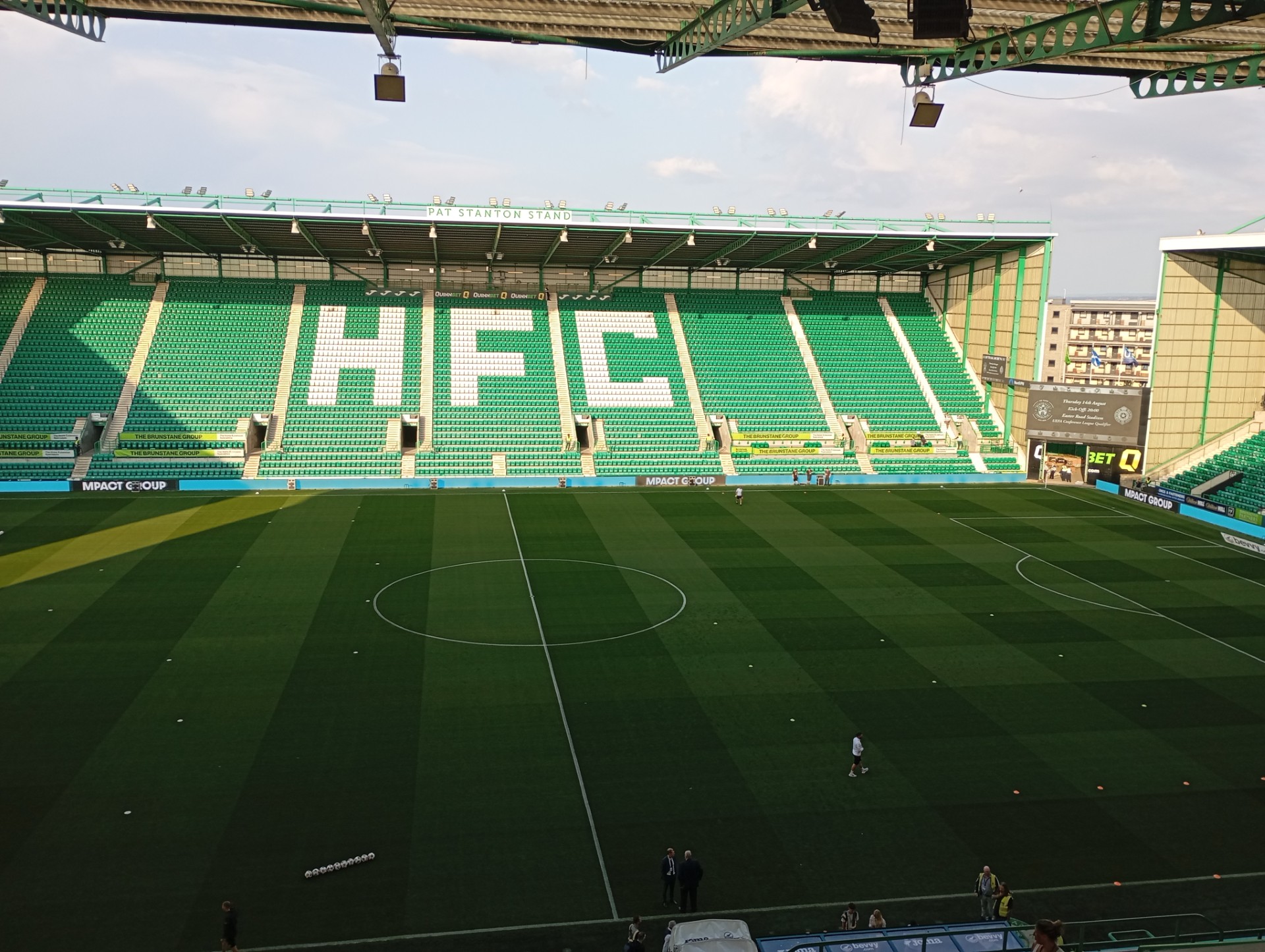 Pun stadion sat vremena pre početka meča? Nema toga u Škotskoj... Ister ...